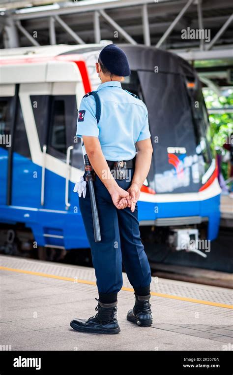 Ein Intelligenter Thailändischer Wächter Beobachtet Die Öffentlichkeit