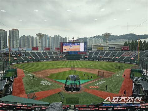 폭염 취소→한증막 더위→예고 없이 기습 폭우 흠뻑 젖은 사직잔여경기 최다 롯데 속이 탄다 부산현장