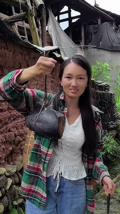 我住在湖南的一个小山村，没车没房，但我有土鸡土鸭和吃不完的自家烟熏腊 Youtube