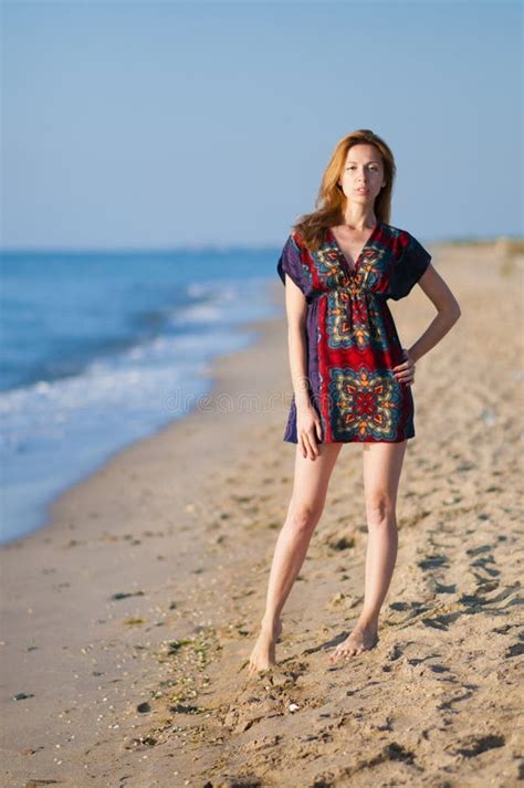Muchacha En Un Vestido Del Verano Foto De Archivo Imagen De Muchacha Sunset