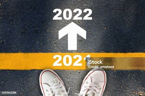 2021년2022년 새해 아스팔트 도로에 노란색 선이 표시된 흰색 화살표 표지판 2021년에 대한 스톡 사진 및 기타 이미지