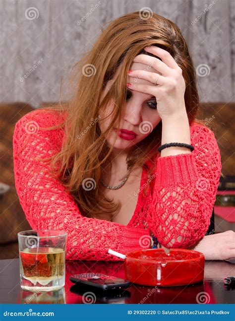 Deprimierte Junge Trinkende Und Rauchende Frau Stockfoto Bild Von