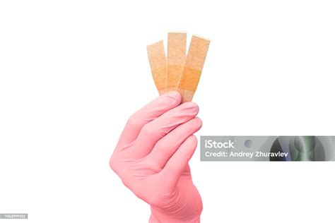 흰색 배경에 격리된 패치가 있는 의료용 장갑을 손에 넣다 30 34세에 대한 스톡 사진 및 기타 이미지 30 34세 간호사