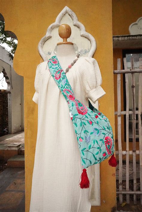 手工刺繡 淺藍色花卉 斜背包 肩背包 Lazythaithai 清邁懶太太｜側背包斜背包人氣榜 Pinkoi