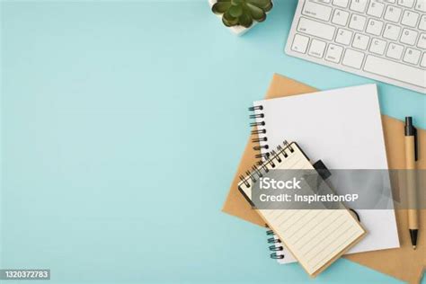 카피 스페이스와 고립 된 파스텔 파란색 배경에 흰색 키보드 화분 주최자와 펜의 상단 보기 사진 0명에 대한 스톡 사진 및 기타