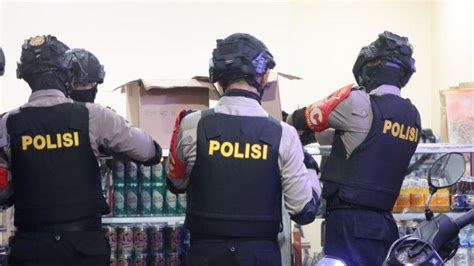 Tim PRC Polresta Banyumas Sita Puluhan Botol Miras Yang Dijual Di