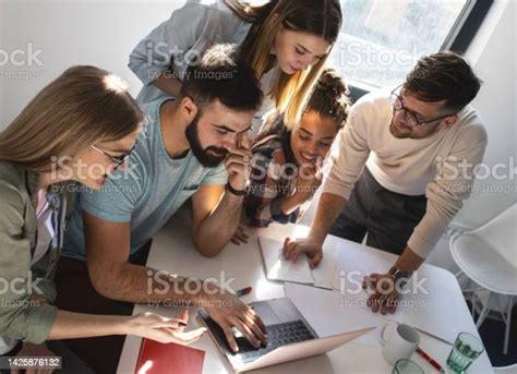 회의실에서 열린 회의에서 작업자를 개발하는 소프트웨어 그들은 미래의 프로젝트에 대해 논의합니다 웹 디자이너에 대한 스톡 사진 및
