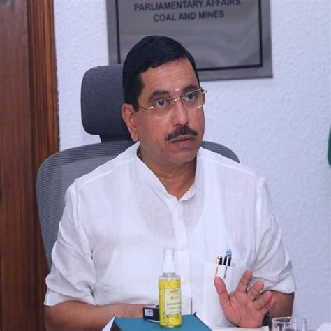 Minister Pralhad Joshi Meets Cricketer Venkatesh Prasad ಕೇಂದ್ರ ಸಚಿವ