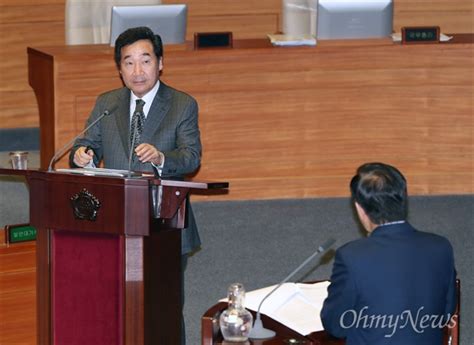 이낙연 국무총리가 11일 국회 본회의장에서 열린 정치분 오마이포토