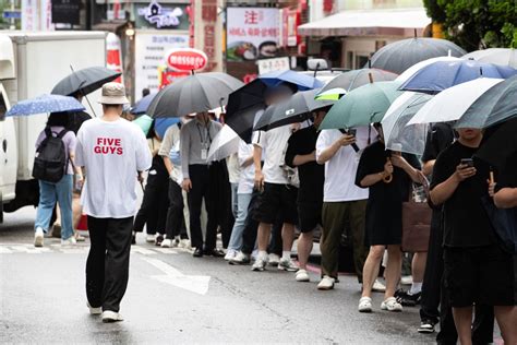 비 뚫고 오전에만 700명 몰렸다…베일 벗은 파이브가이즈