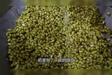 这是正宗天津煎饼果子有多好吃，大妈5点出摊9点就收，回头客特多大妈回头客天津