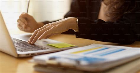 나무 테이블에 노트북과 서류 작업을 하는 사업가의 모습을 닫습니다 사진 Unsplash의 컴퓨터 이미지