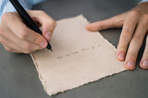 백서에 글을 쓰는 사람 · 무료 스톡 사진