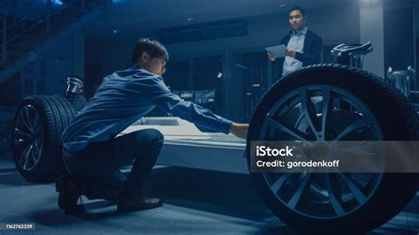 전기 자동차 플랫폼 섀시에 종사하는 자동차 엔지니어 팀 조치를 취하고 3d Cad 소프트웨어로 작업 효율성 분석 바퀴 엔진 및 배터리와 차량 프레임 엔지니어에 대한 스톡