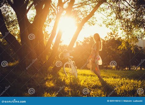 Fri Lycklig Kvinna Som Tycker Om Naturen Arkivfoto Bild Av Folk