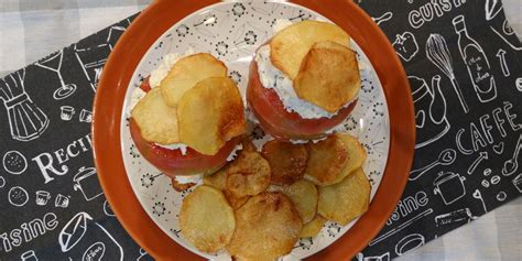 Домати с мус от сирена и чипс от пържени картофи