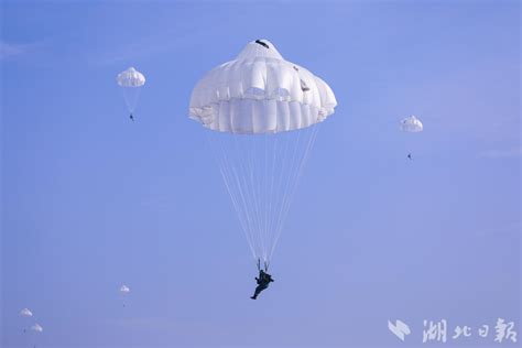 孝感军分区首次组织民兵参与保障空降兵跳伞行动 湖北日报新闻客户端