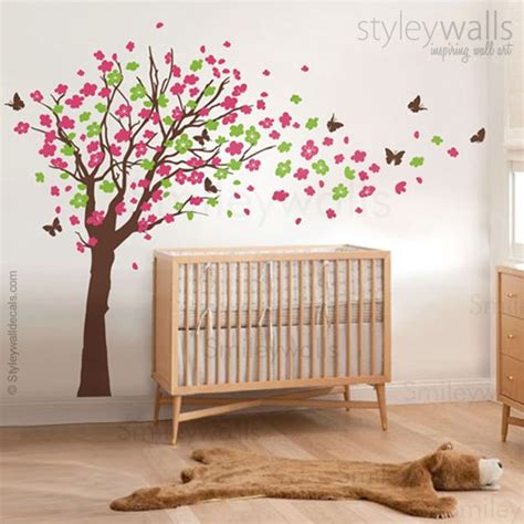 מדבקת קיר לחדר ילדים עץ עם פרחים ופרפרים