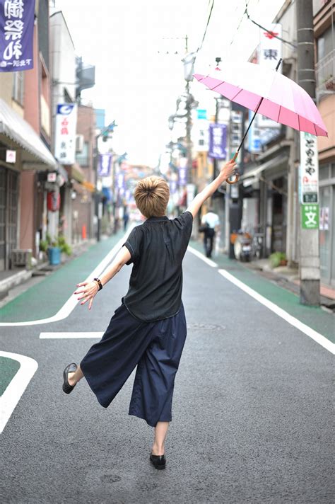 もう雨に濡れてもいいやと思う休日 「frestocks（フリストックス）」フリー素材やモデル写真