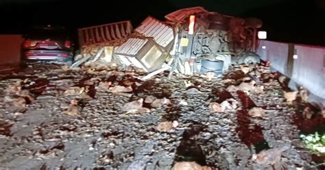 문경 중부내륙고속도로서 화물차 전복운전자는 탈출