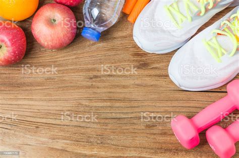 피트 니스 건강 하 고 활동적인 라이프 스타일 개념 물 병 아령 스포츠 신발 헤드폰와 사과 나무 배경에 스마트폰 텍스트에 대 한 공간을 복사 합니다 상위 뷰 건강한 생활