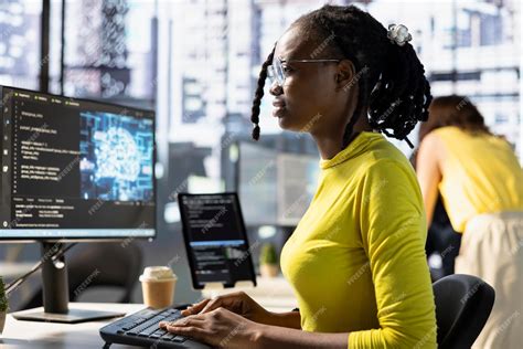 Une Femme Débogue Et Optimise Du Code à Laide De Lintelligence