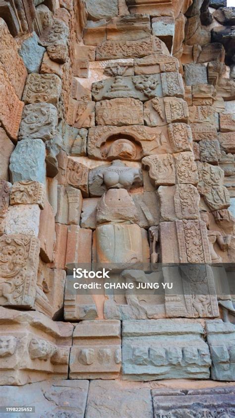 롤루오스 앙코르 와트 단지 씨엠립 캄보디아의 프레아 코 사원에서 돌 바위 조각 예술 유적 0명에 대한 스톡 사진 및 기타 이미지 0명 Unesco 조직된 단체 건축