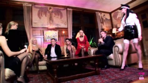 Una Rubia Cosplay Con Grandes Tetas Se Folla A Una Morena Con Varios