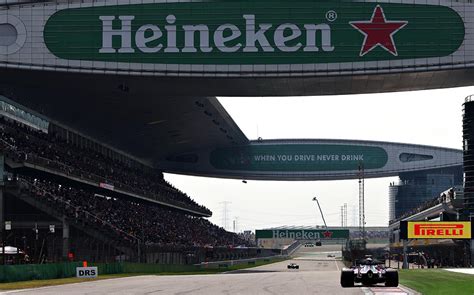 上海インターナショナル・サーキットのホームストレートとグランドスタンド、f1中国gp Formula1 Data F1情報・ニュース速報解説