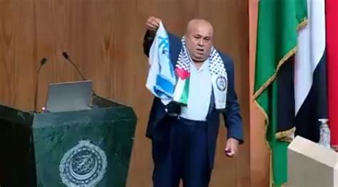 حرق علم كيان الاحتلال في القاعة الرئيسية للجامعة العربية