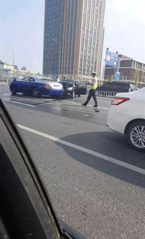 500万劳斯莱斯突然逆行撞毁多车，驾驶员死亡搜狐汽车搜狐网