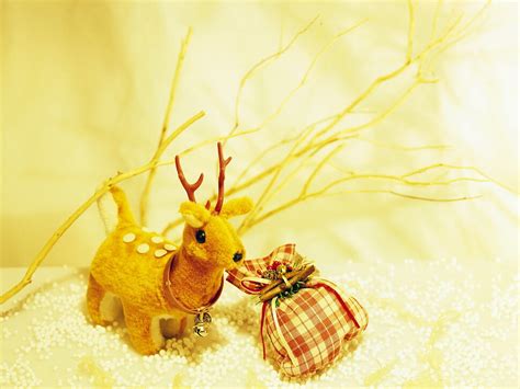 Обои на рабочий стол подарки к новому году Основной цвет обоев Кремово жёлтый