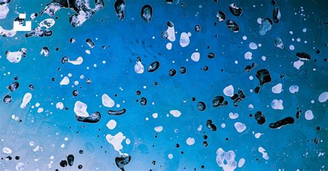 물방울이 맺힌 파란색과 흰색 벽의 클로즈업 사진 Unsplash의 무료 파랑 이미지