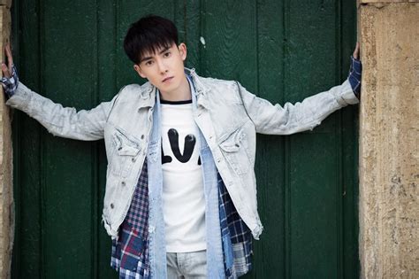 张睿西班牙享受悠闲时光 漫游城堡大长腿抢镜