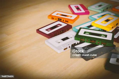 플래시 3d 렌더링이 있는 오래된 카메라로 찍은 것처럼 보이는 여러 가지 색상의 카세트 테이프 오디오 카세트에 대한 스톡 사진 및 기타 이미지 Istock