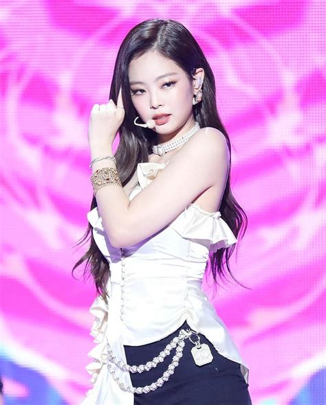 Image Consultant Explains How Blackpinks Duality Queen Jennie Can