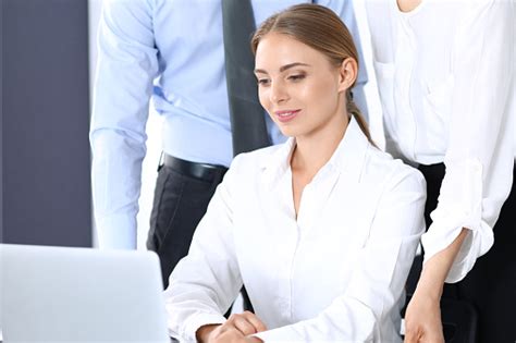 사무실에서 랩톱 컴퓨터를 사용 하는 사업 사람들의 그룹입니다 회 및 팀워크 개념입니다 개념에 대한 스톡 사진 및 기타 이미지 개념 개념과 주제 경영자 Istock