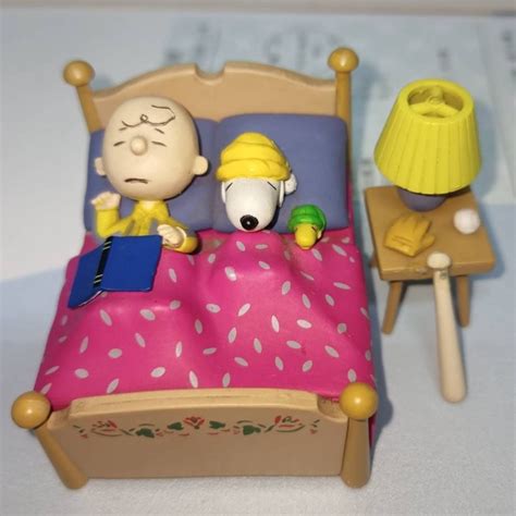 台灣現貨 絕版逸品 world of snoopy 史努比的世界2 文玩 場景 BED OFF 紫枕頭 床上看書看到睡著 蝦皮購物
