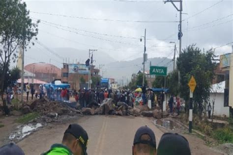 Policía Desbloquea Vía Cusco Abancay Y Circulan Con Normalidad