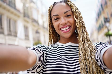 Chica Negra Con Trenzas Afro Tomándose Una Selfie En Una Calle Urbana