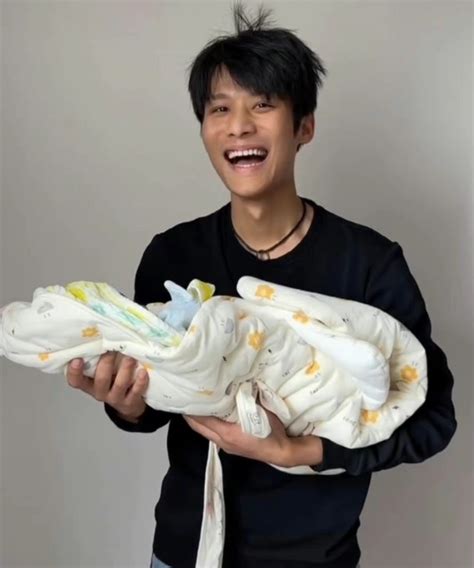億萬粉絲大楊哥喜得千金，妻子坐輪椅神色不錯，此前透露喜歡女兒 壹讀