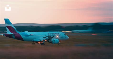 Ein Großes Flugzeug Sitzt Auf Der Landebahn Eines Flughafens Foto