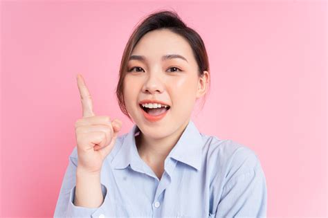 ピンクの背景にポーズをとっているアジアの若い女の子の肖像画 1人のストックフォトや画像を多数ご用意 1人 アイデア インドネシア人