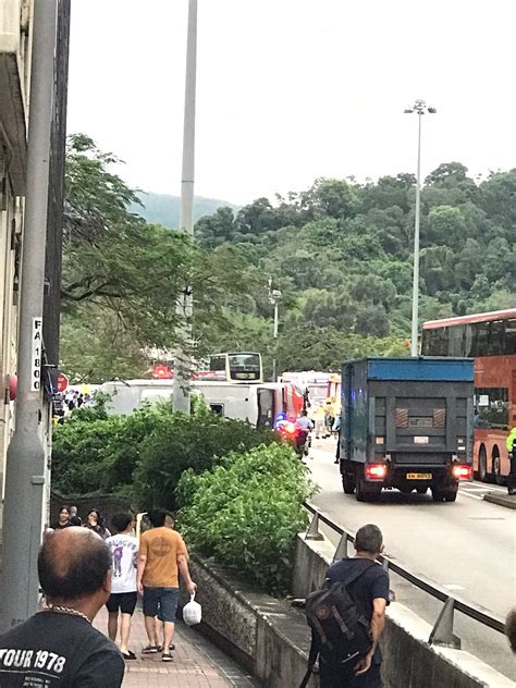 德士古道天橋旅遊巴翻側至少23人受傷 LIHKG 討論區