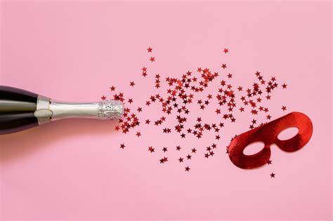 샴페인 병 빨간 카니발 마스크와 분홍색 배경에 색종이 조각 별 크리스마스 배경 평면도 복사 공간 사육제에 대한 스톡 사진 및 기타 이미지 Istock