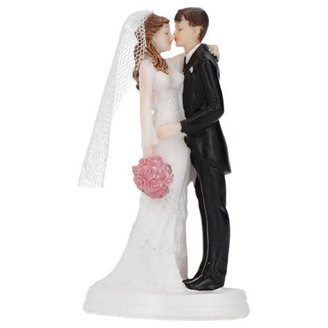 Couple De Mariés Sembrassant Le Géant De La Fête