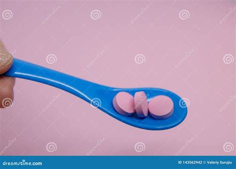 Comprimidos Cor De Rosa M Dicos Em Uma Colher Foto De Stock Imagem De