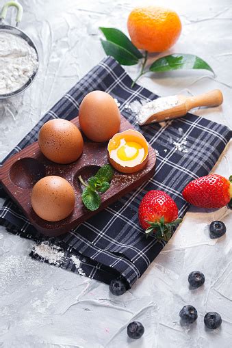 달걀 스탠드 파이 준비 체 가루 노른자를 곁들인 치킨 달걀 열매 녹색 사과 어둡고 무디고 흰색 고립 된 배경에 클로세업 건강한 식생활에 대한 스톡 사진 및 기타 이미지