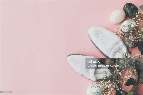 행복한 부활절 세련된 부활절 달걀 토끼 귀 꽃 테두리 플랫 복사 공간 핑크 벽지에 누워 천연 염색 대리석 부활절 달걀과 회색