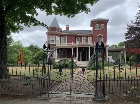 Stephen Kings Home In Bangor Maine Rdamnthatsinteresting